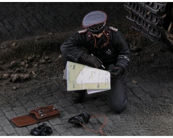 Waffen SS tank Commander with map - Modellbauversand Hanke, 13,99