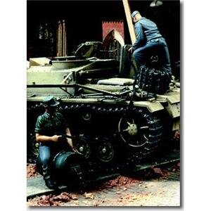 German crew refuelling tank - WWII 2 fig.